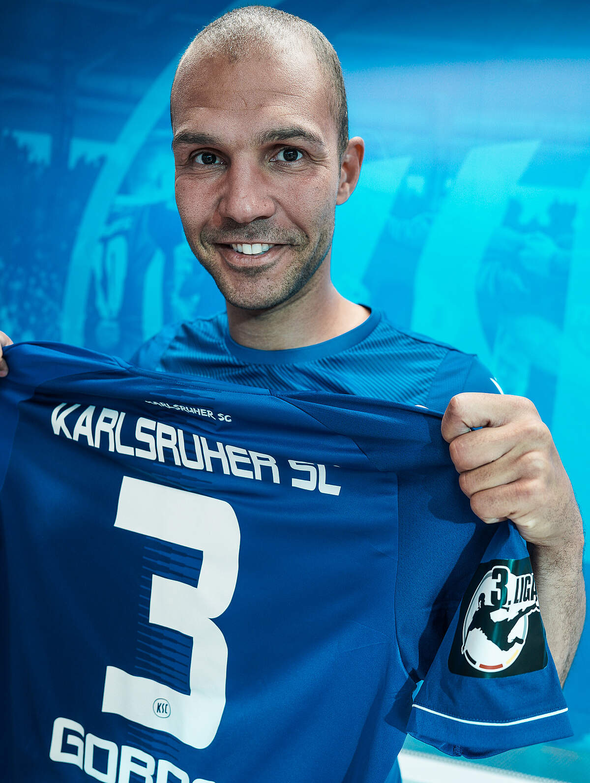 Daniel Gordon-Trikots im KSC-Auktionshaus: KSC - MEINE HEIMAT.