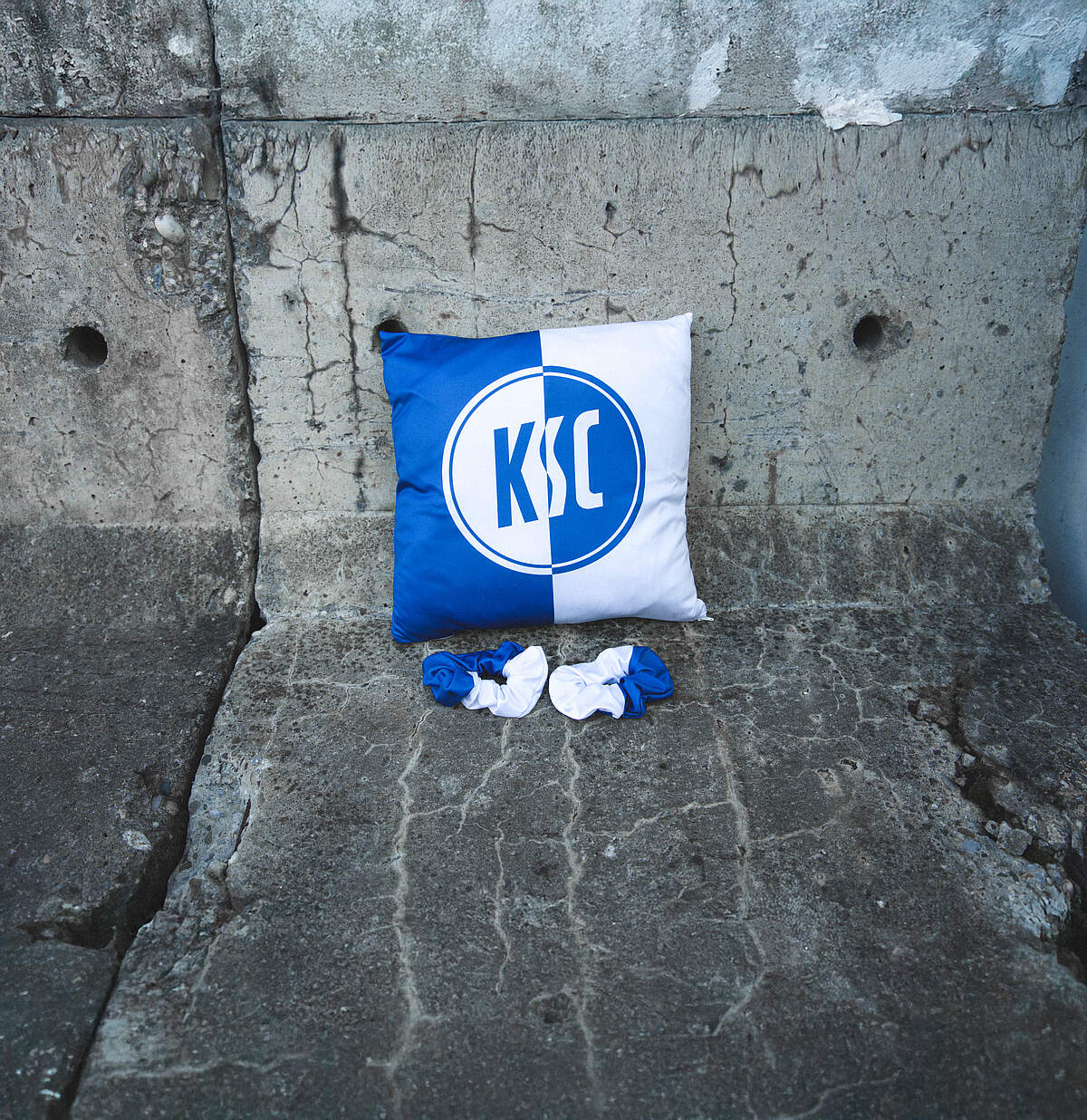 Kissen und Haargummis aus Fanshirts entstanden: KSC - MEINE HEIMAT.