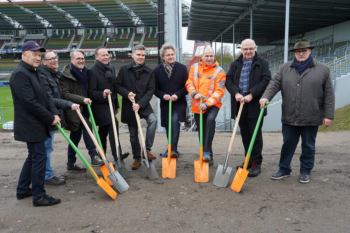Feierlicher Spatenstich für das neue Stadion: KSC - MEINE HEIMAT.