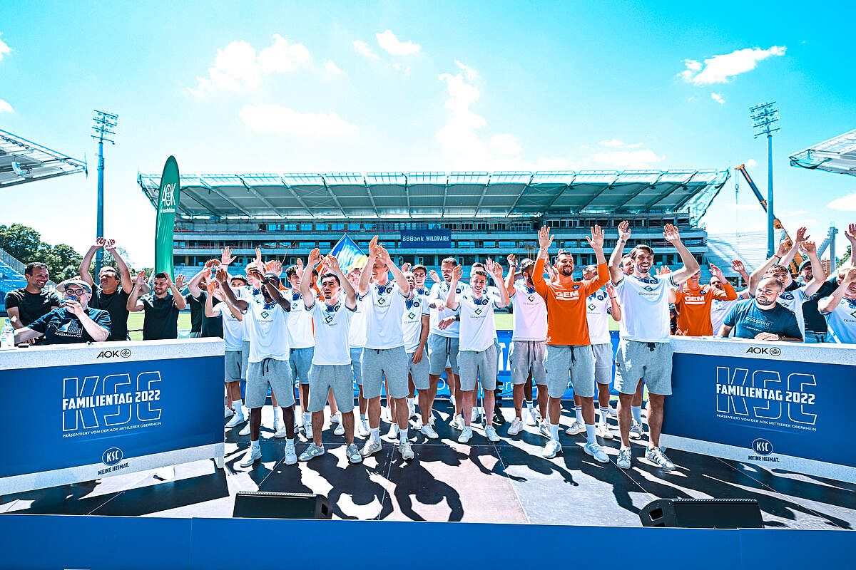 Der KSC-Familientag 2023: Mannschaftsvorstellung, Autogrammstunde, Mitmachaktionen und mehr: KSC ...