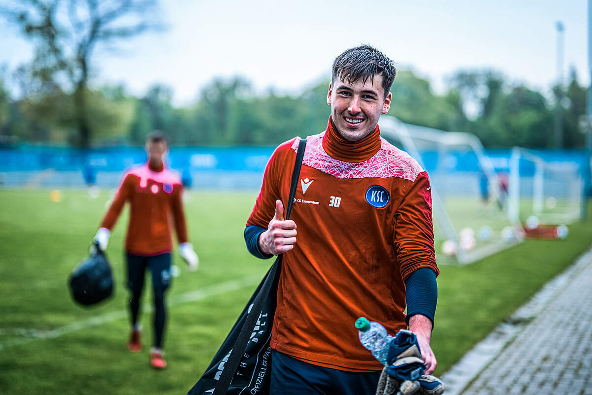 Niklas Heeger hält sich am Adenauerring fit: KSC - MEINE HEIMAT.