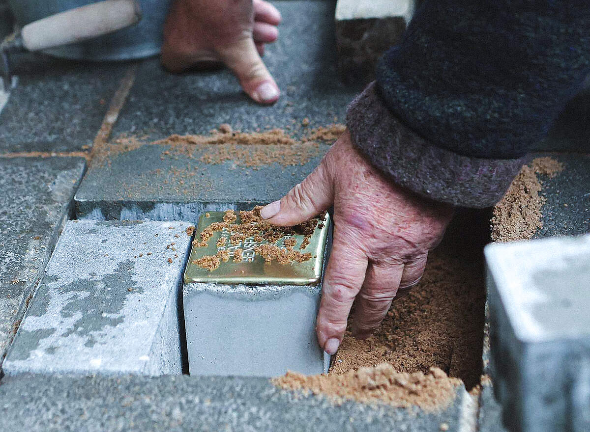 Stolperstein für Fußballpionier Walther Bensemann verlegt: KSC - MEINE ...
