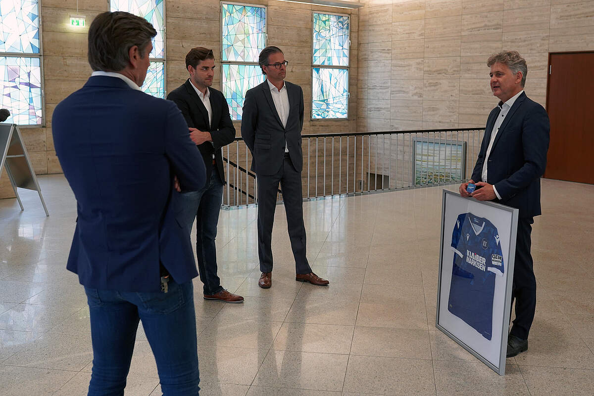 Willkommen in der KSC-Familie: Karlsruher Oberbürgermeister Dr. Frank ... Willkommen in der KSC-Familie: Karlsruher Oberbürgermeister Dr. Frank ...