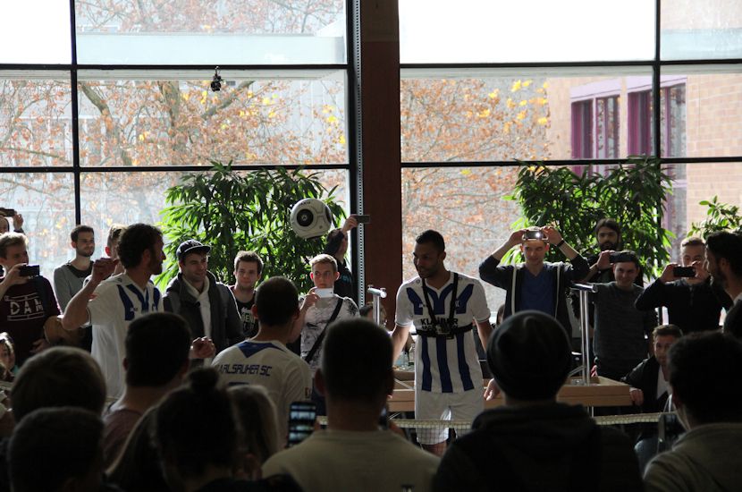 Fußballtennis-Flashmob in der KIT-Mensa: KSC - MEINE HEIMAT.