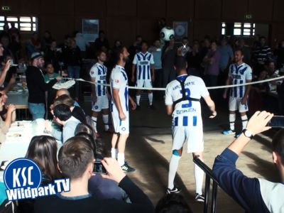 Fußballtennis-Flashmob in der KIT-Mensa: KSC - MEINE HEIMAT.